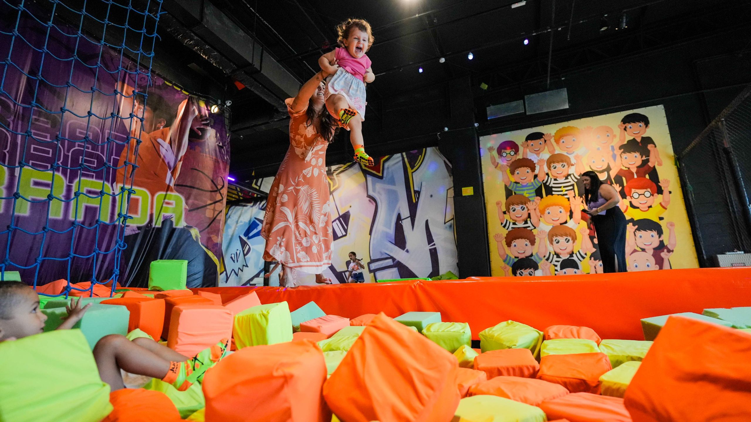 Jump Mania: Parque de trampolins dá ingressos gratuitos no Halloween ...
