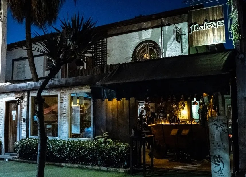 Taverna Medieval: Hamburgueria temática amplia e inaugura Casa da Bruxa ...