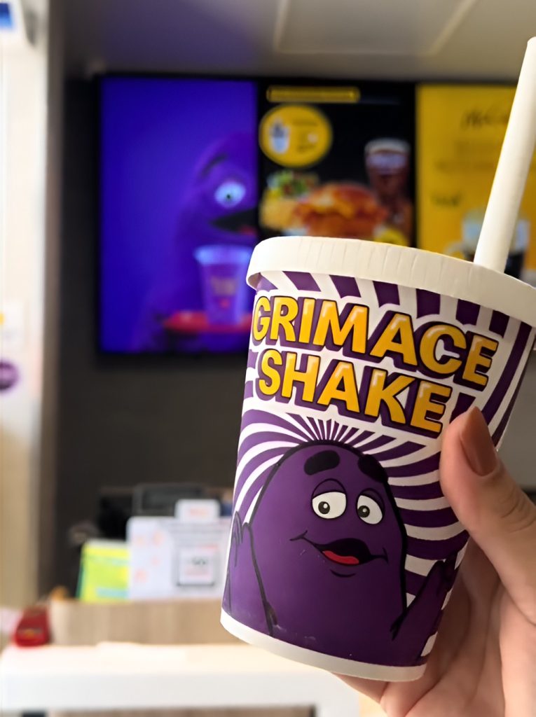 Fomos experimentar o Grimace Shake, o novo Milkshake roxo do Mcdonald's ...