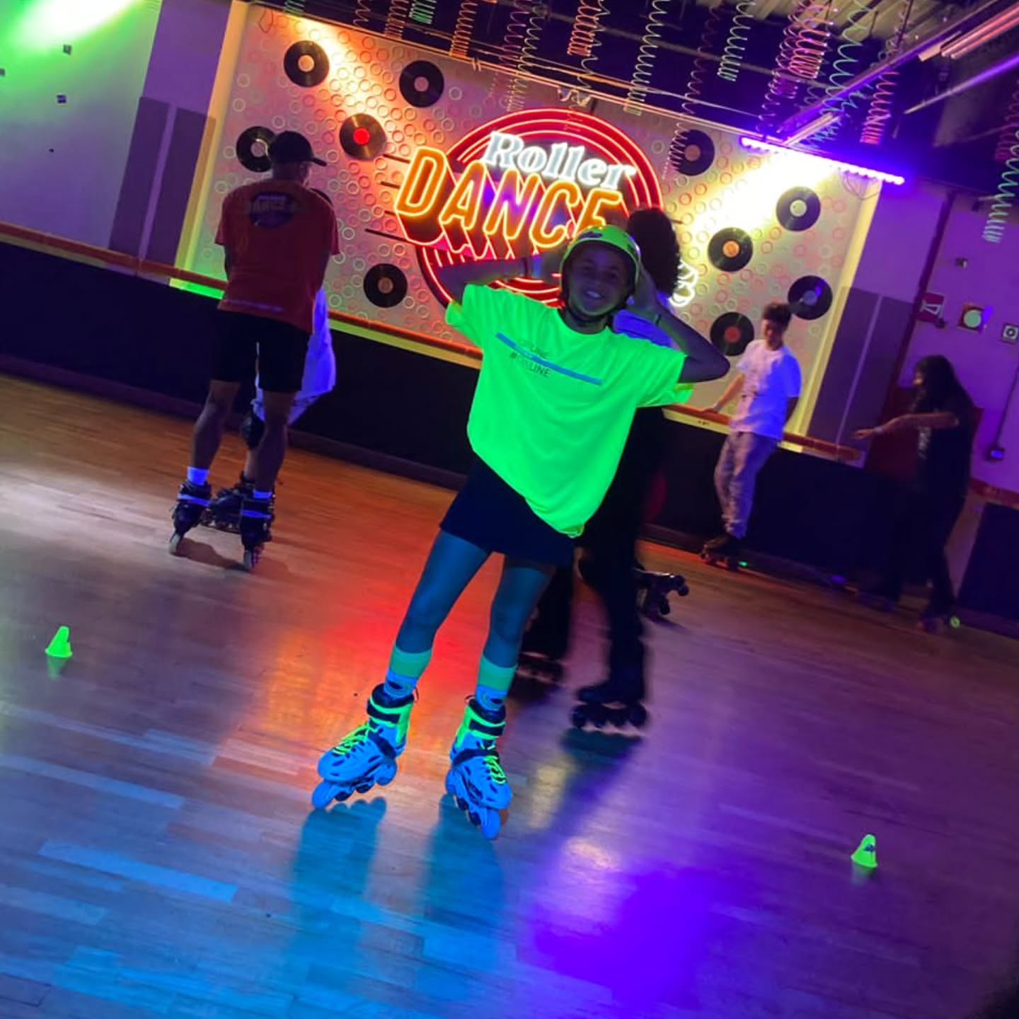 Pista de roller dance recebe especial de Halloween com música ...