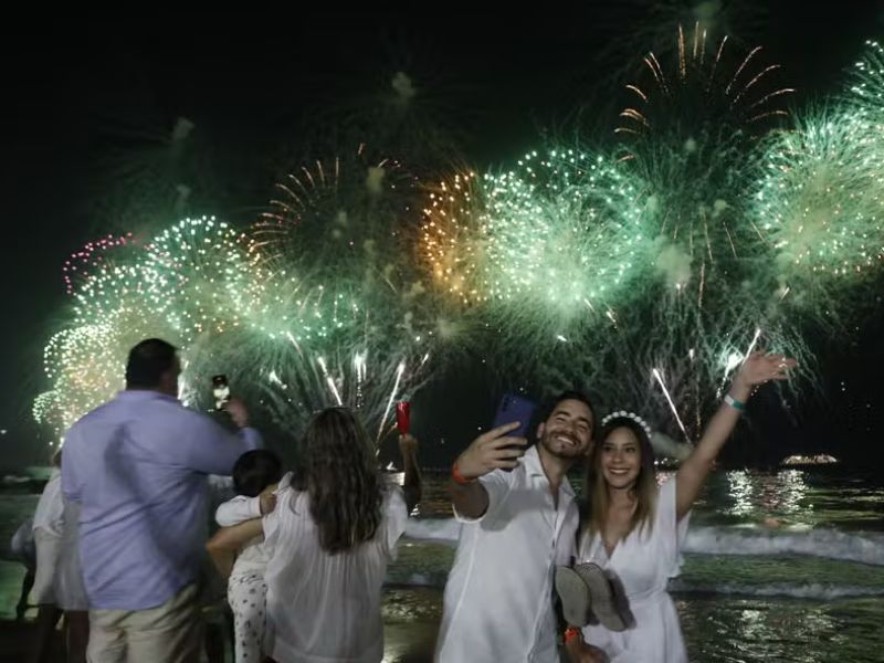 Réveillon no Guarujá: Excursão bate e volta leva famílias para a Praia ...