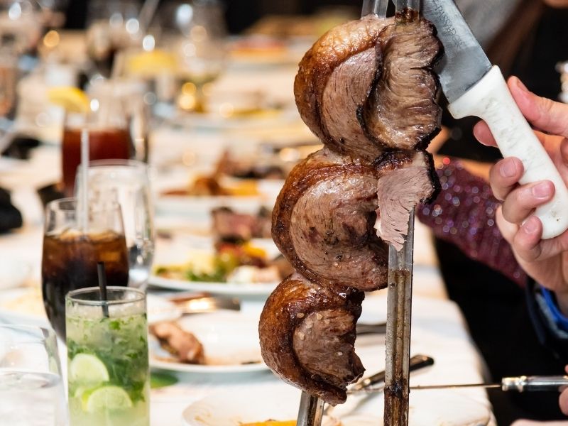 Por R$ 45, churrascaria em São Paulo faz sucesso com rodízio completo ...